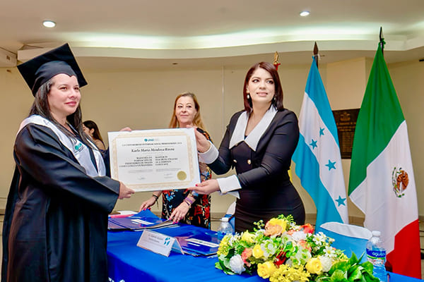 Unini México Celebra Una Ceremonia De Entrega De Títulos